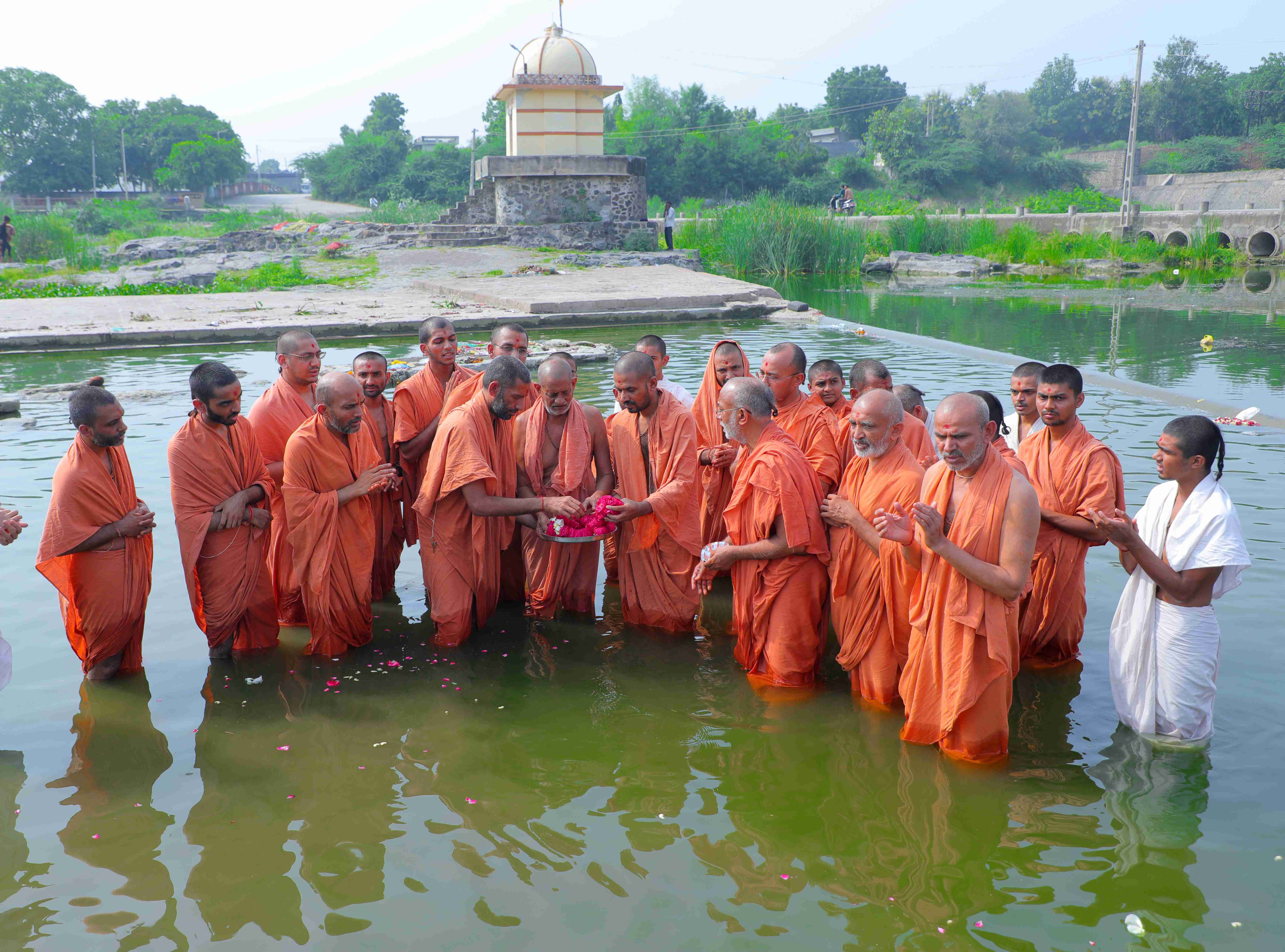 Pu. Laxminarayandasji Swami Asthi Visarjan at Ghelo River Gadhpur Dham | Swaminarayan Gurukul ...