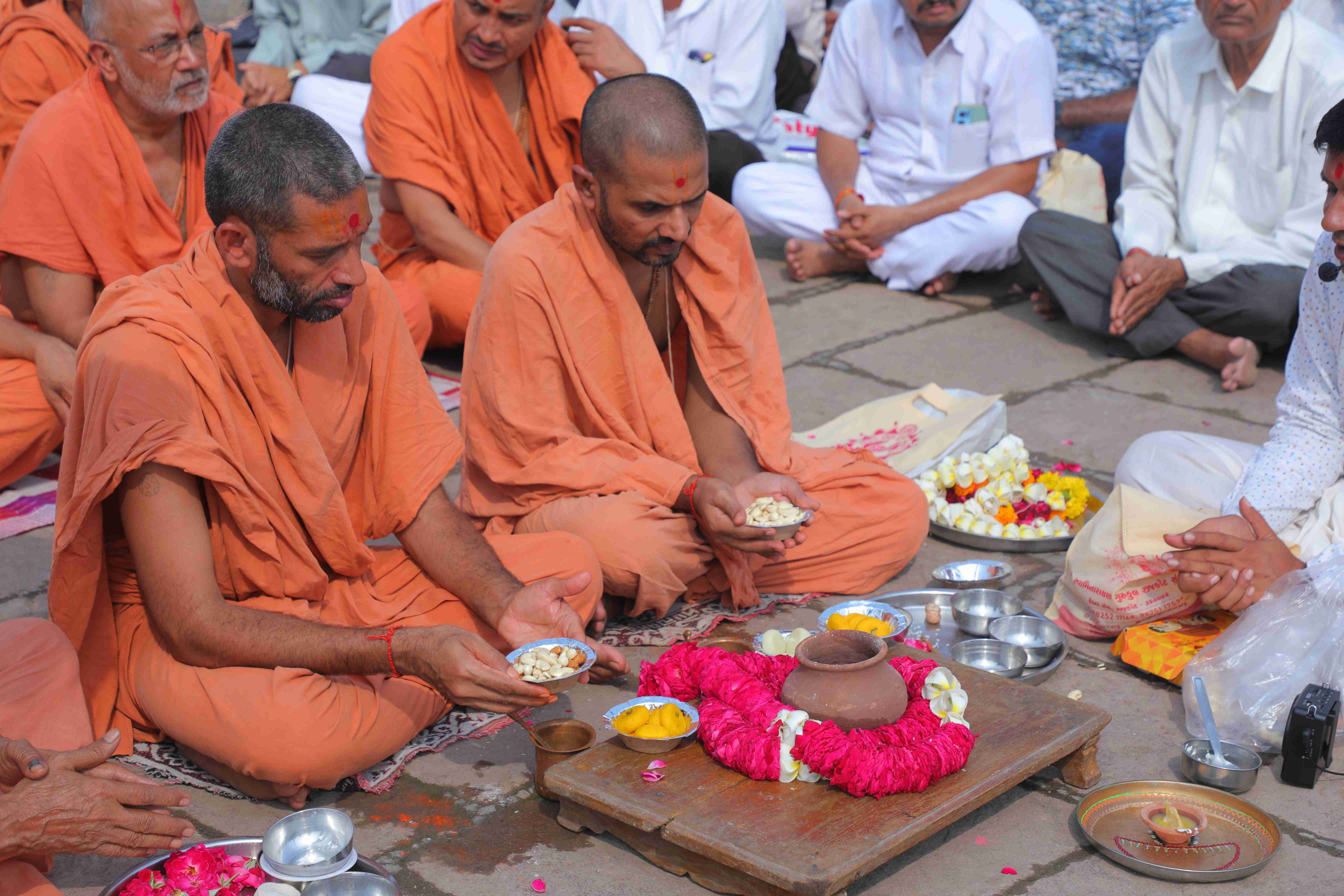 Pu. Laxminarayandasji Swami Asthi Visarjan at Ghelo River Gadhpur Dham | Swaminarayan Gurukul ...